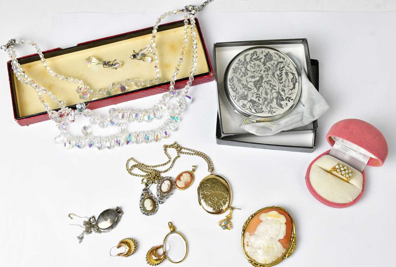 A quantity of costume jewellery | Barnebys