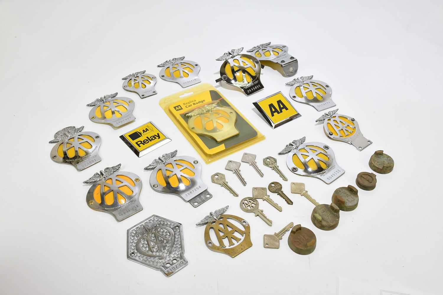 A collection of AA car badges and keys | Barnebys
