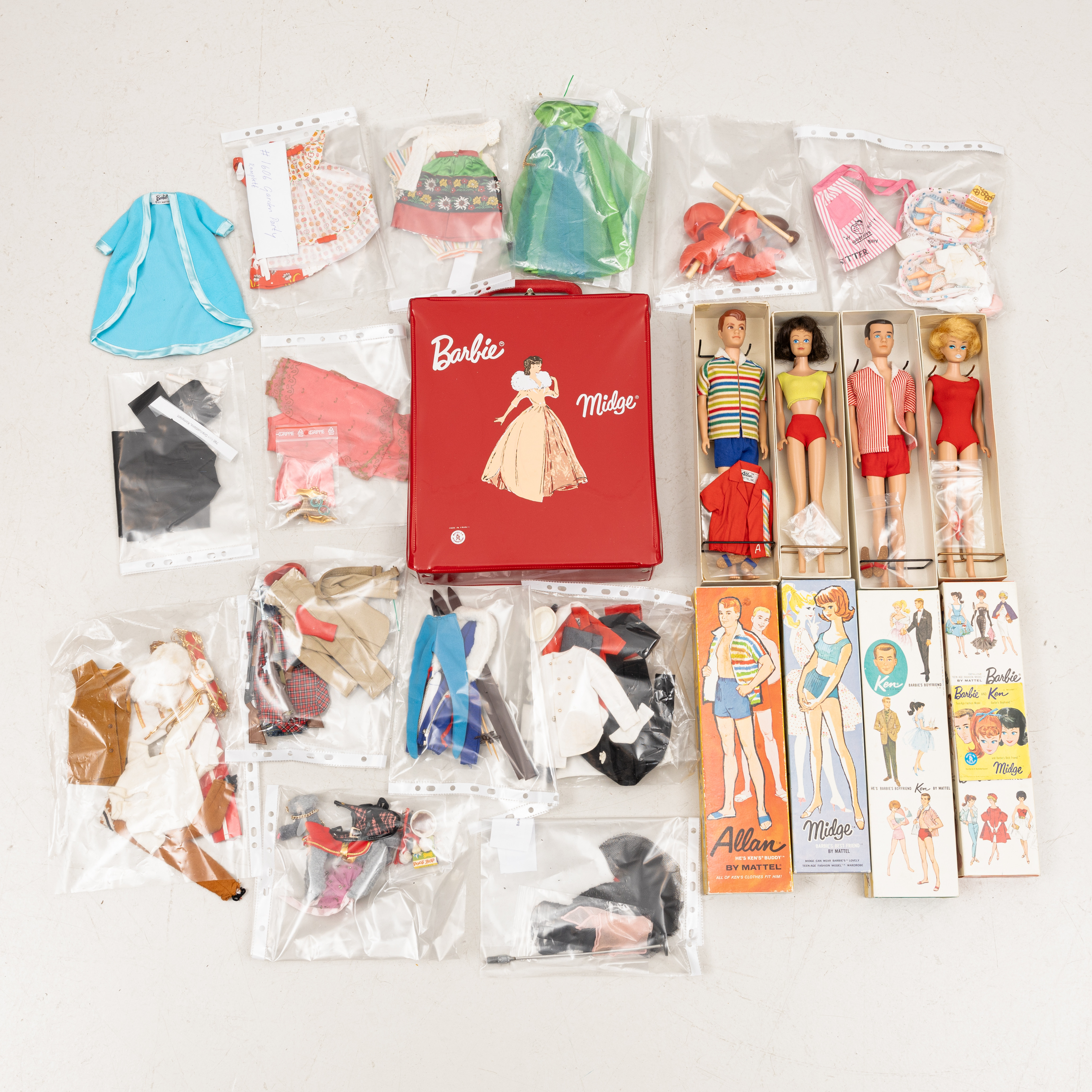 MATTEL INC. "Barbie", bubble cut, "Midge", "Ken" och "Allan" med kläder ...