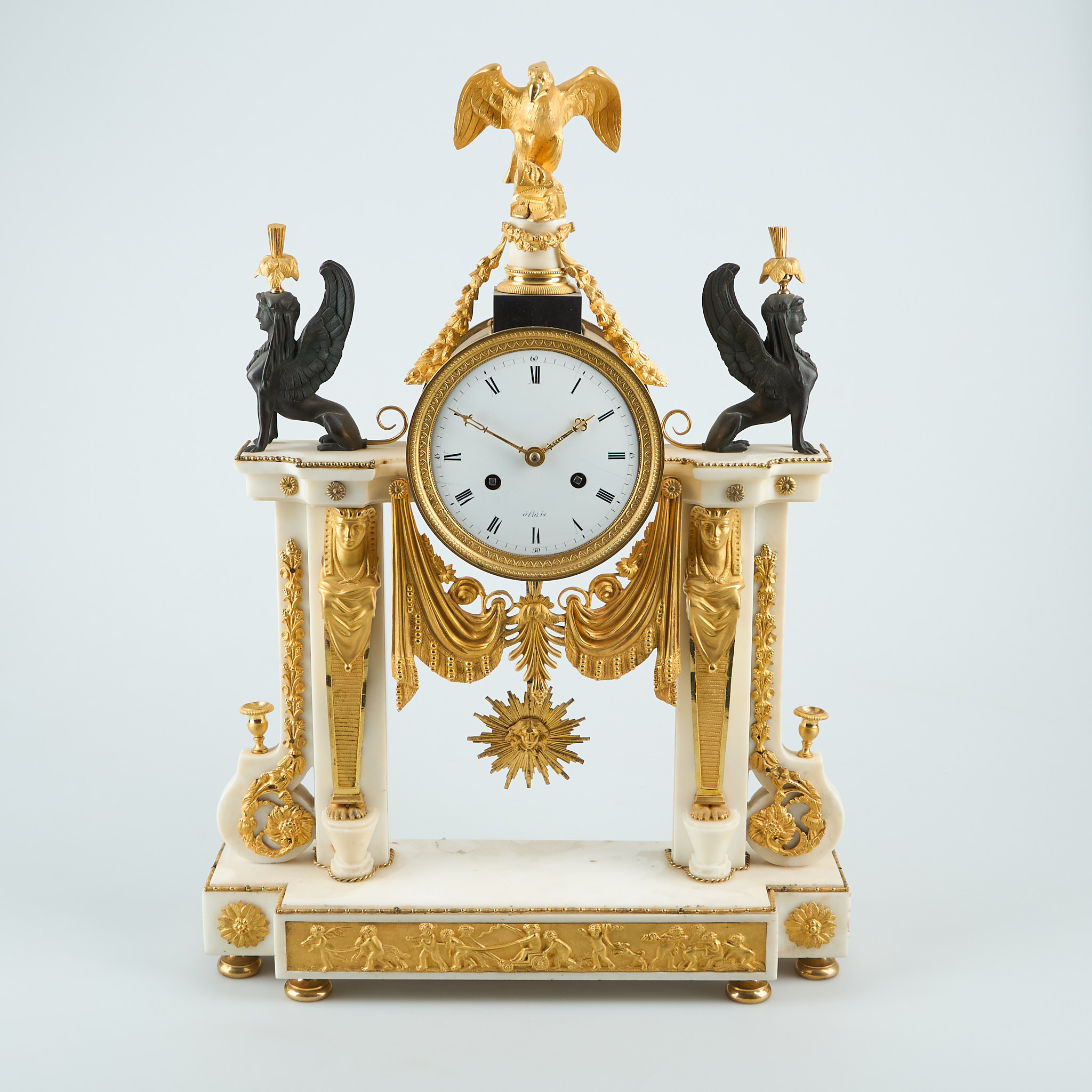 BORDSPENDYL, vit marmor, förgylld brons, Paris kring 1800. | Barnebys
