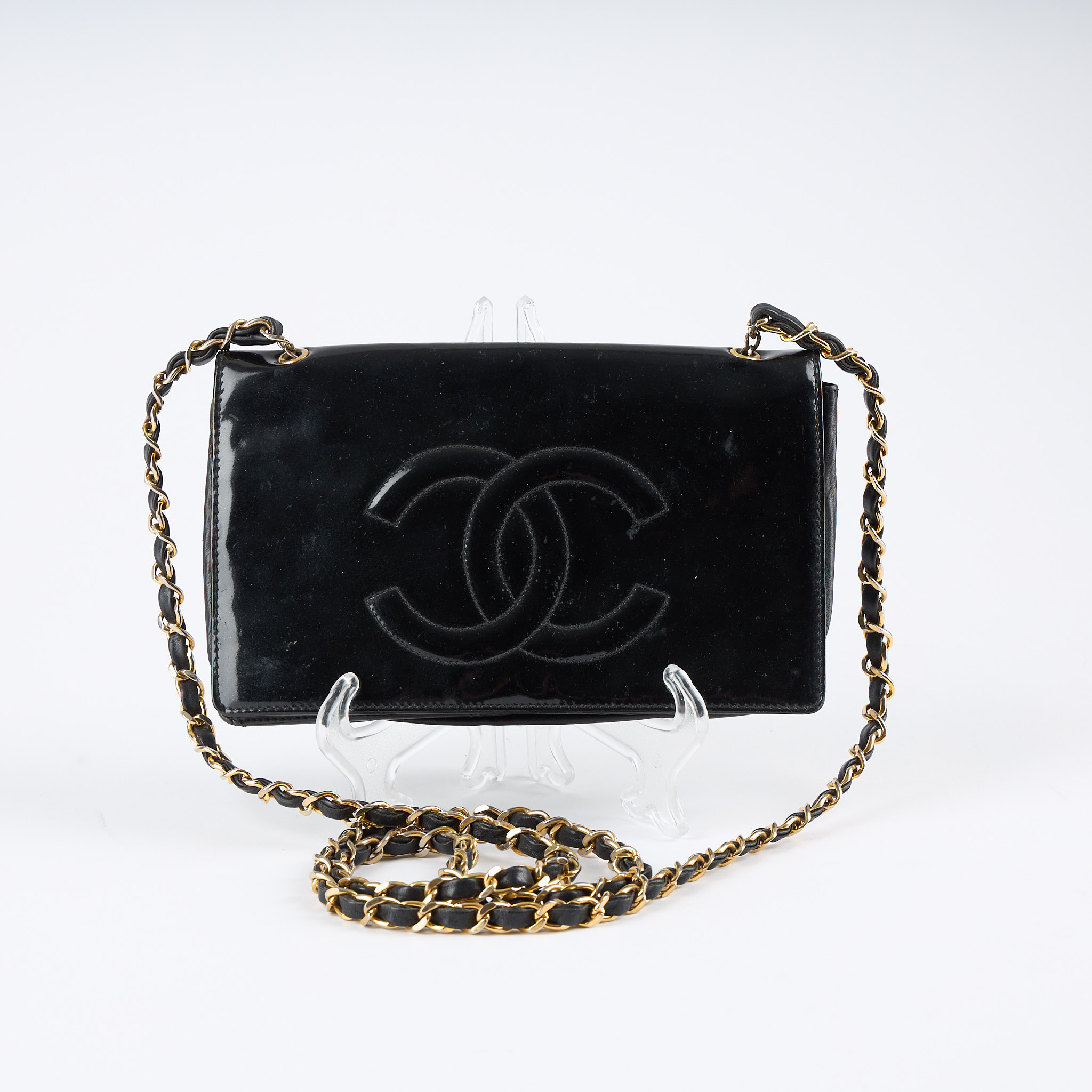 CHANEL, CC patent leather wallet on chain 1996-1997. | Barnebys