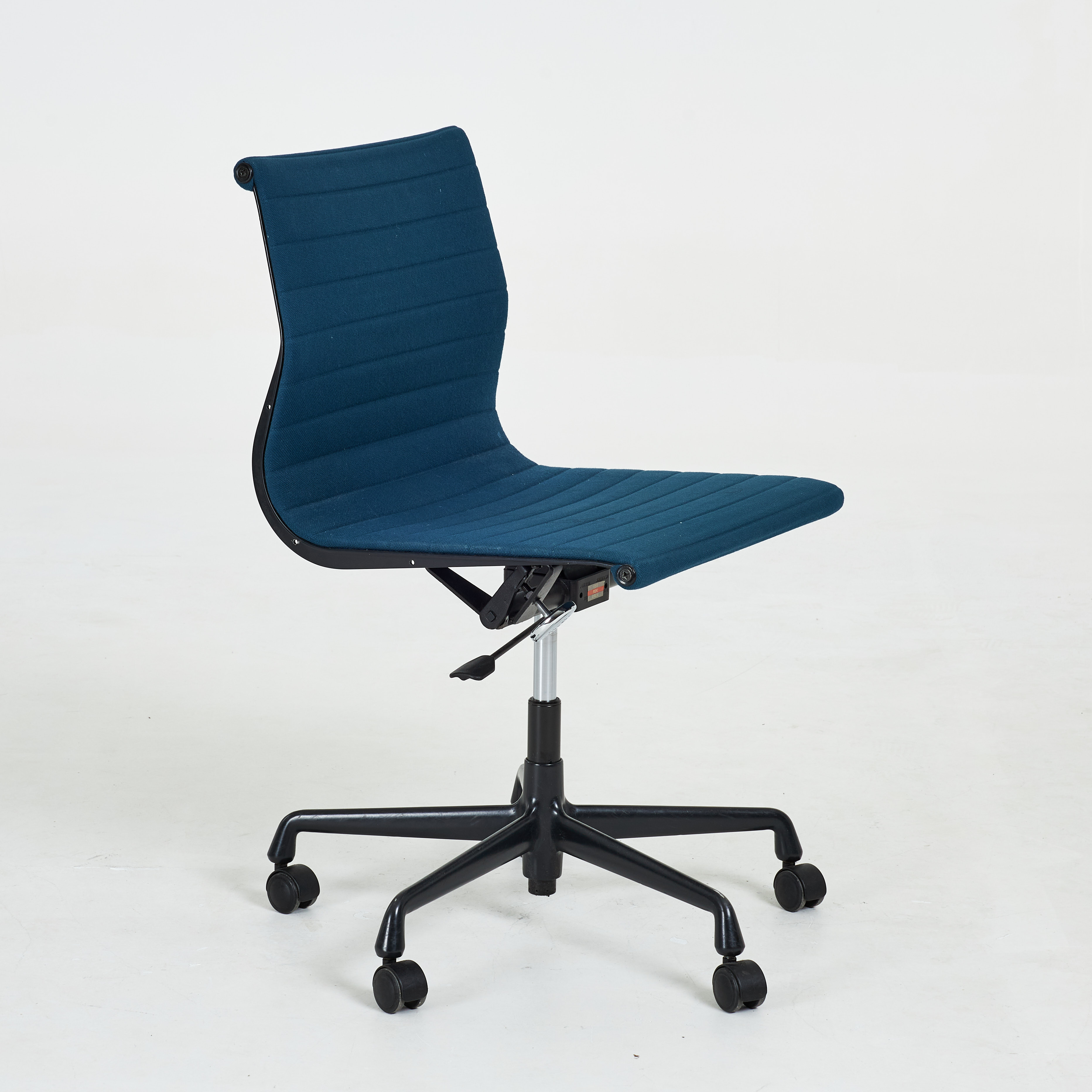CHARLES & RAY EAMES. Stol, Vitra, lackerad stomme i metall, hjultrissor ...