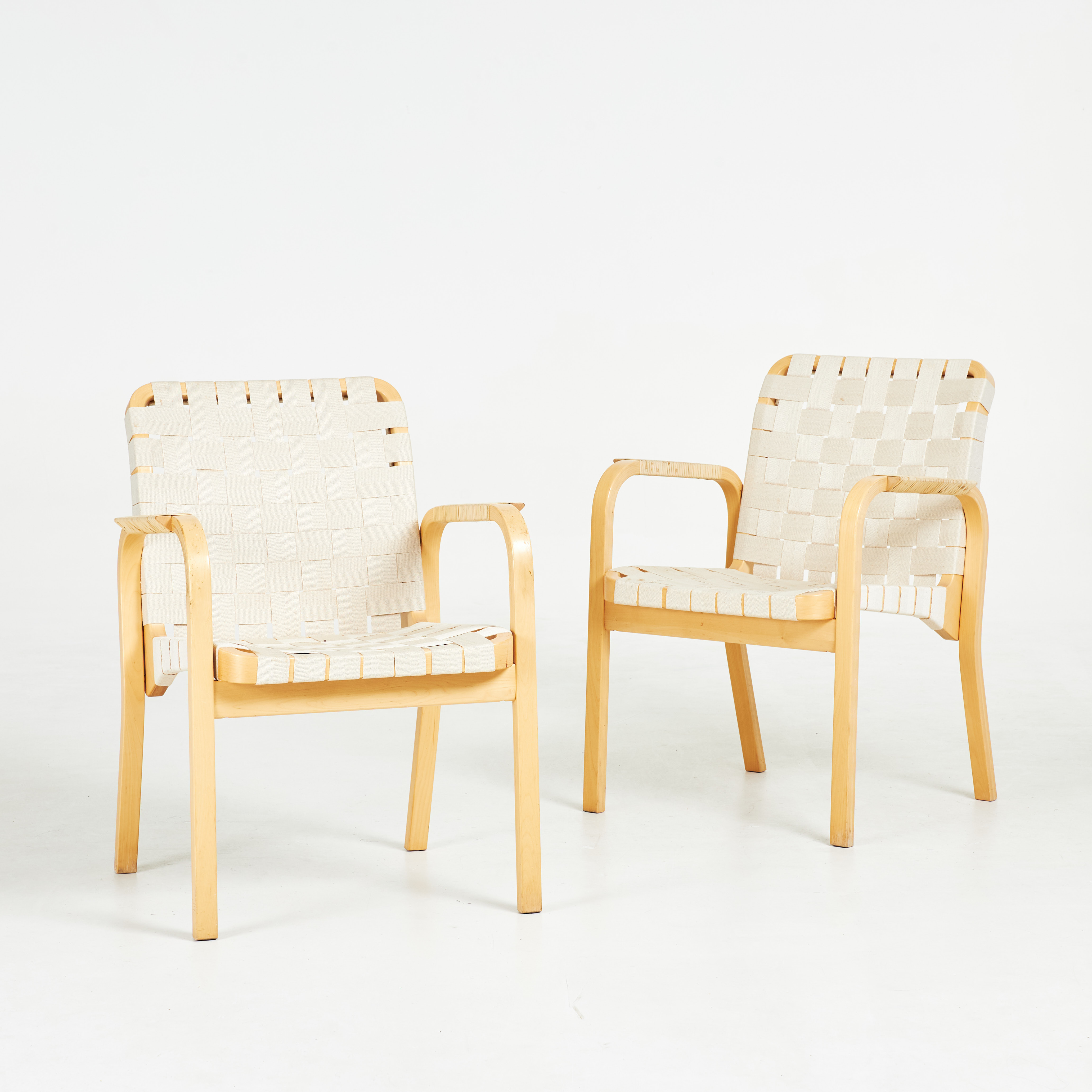 ALVAR AALTO. Karmstolar, modell 45, Artek, formpressad björk, sadelgjord | Barnebys