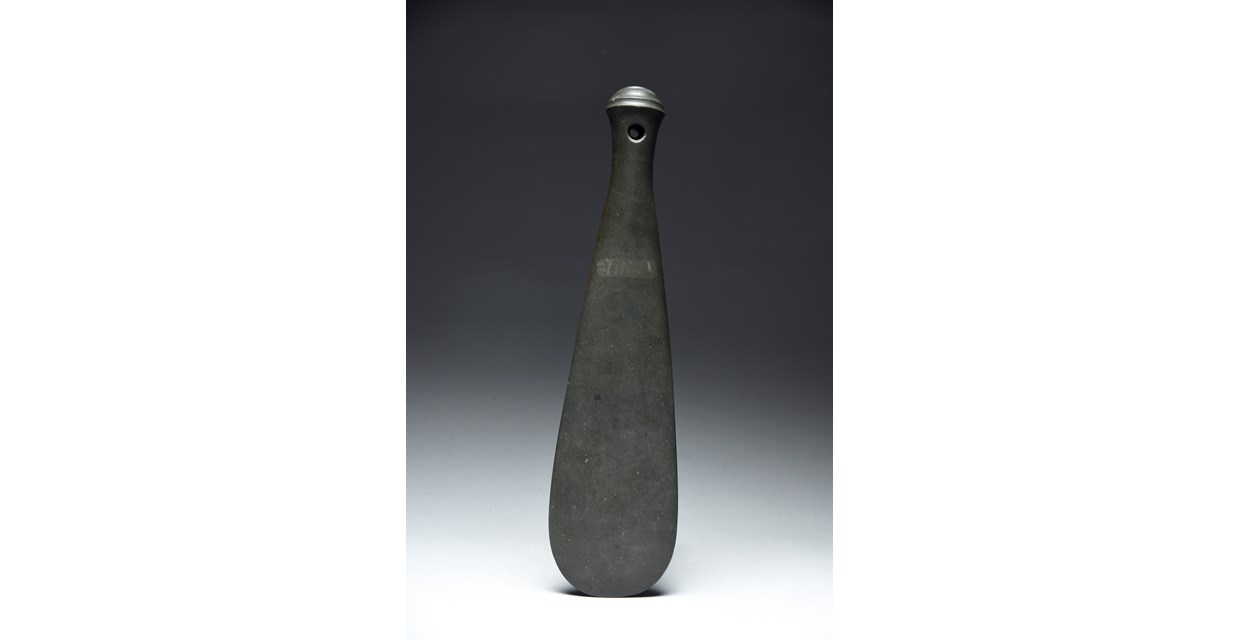 A Maori hand club patu onewa | Barnebys