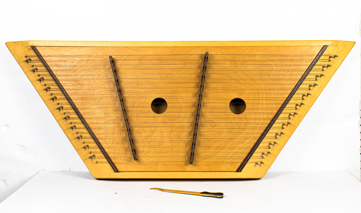 A hammered dulcimer with folding stand | Barnebys