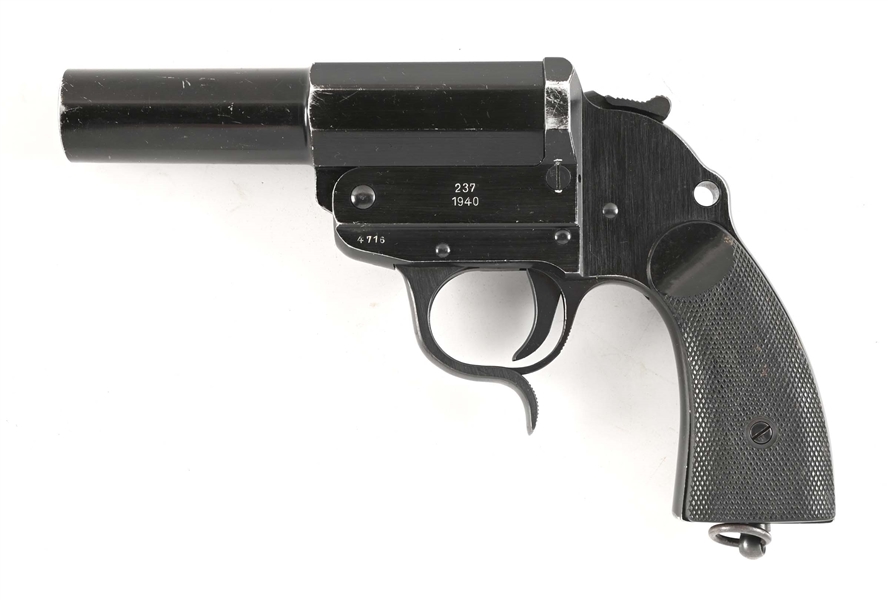 GERMAN WWII LP34 SIGNAL FLARE PISTOL WITH HOLSTER AND FLARES. | Barnebys