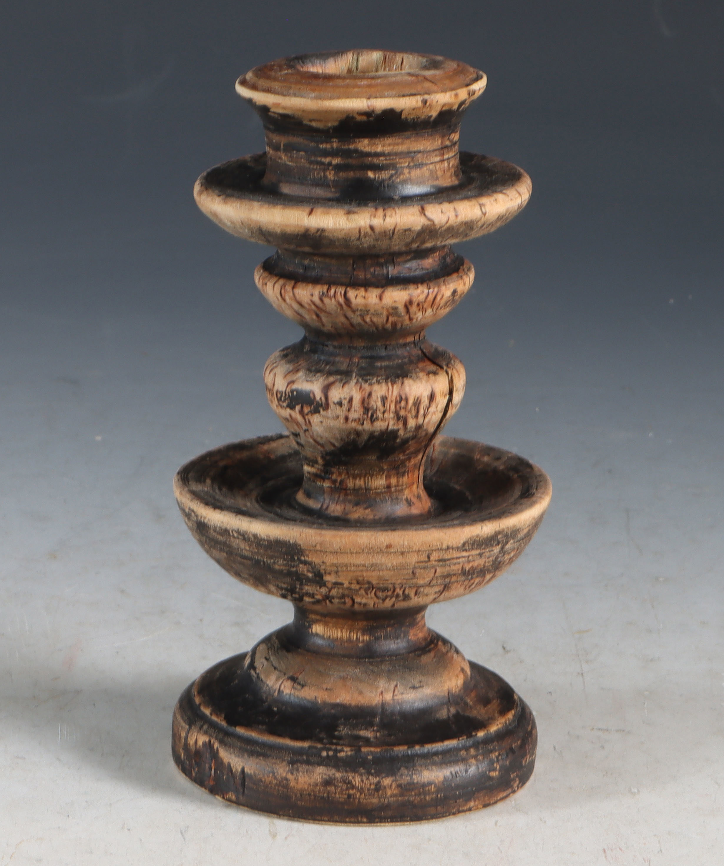 Liten lysestake i tre, 1800 t. | Barnebys