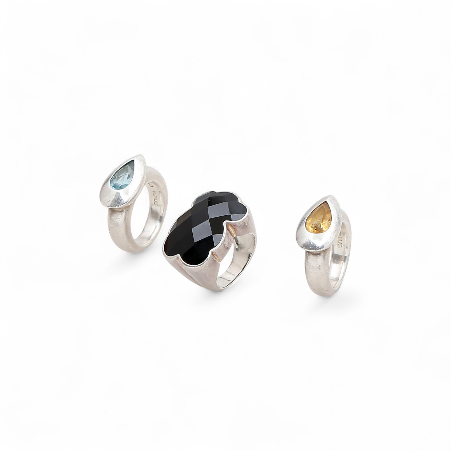 Three Tous rings in silver and gemstones. | Barnebys