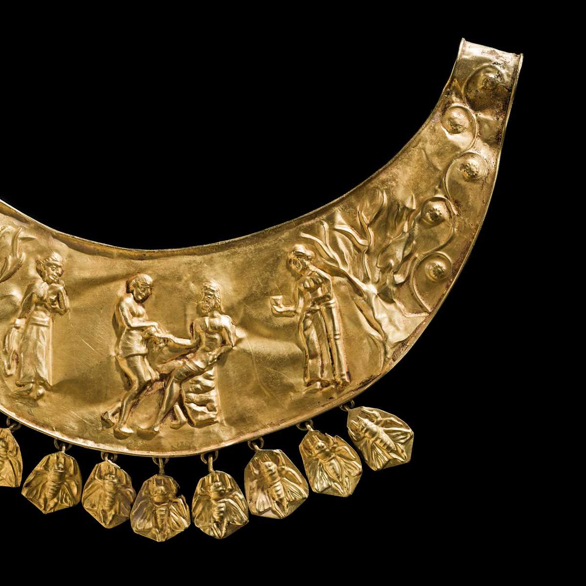 AN 18K GOLD PECTORAL, PROBABLY TAXILA, INDO-GREEK RULE, HELLENISTIC ...