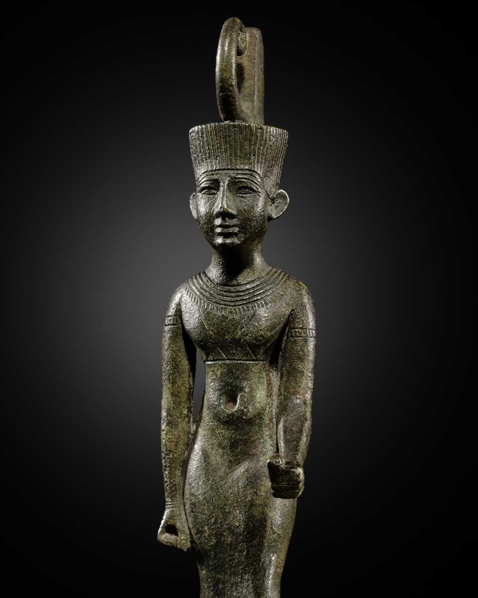 AN EXCEPTIONALLY FINE BRONZE FIGURE OF NEITH AS A WARRIOR GODDESS, LATE ...