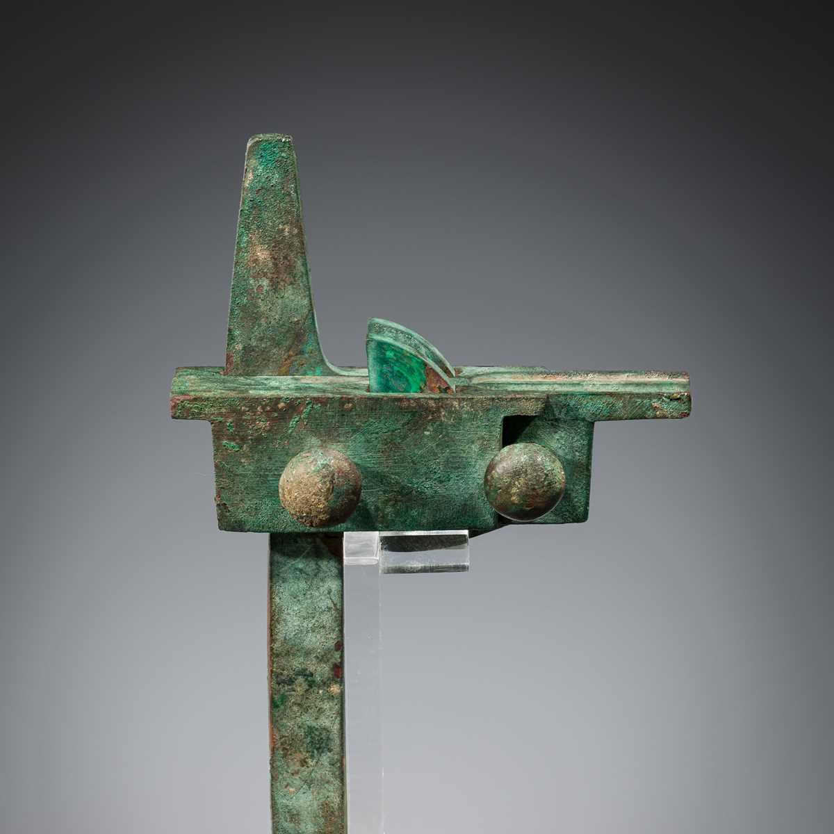 AN ARCHAIC BRONZE CROSSBOW TRIGGER MECHANISM, JI, HAN DYNASTY | Barnebys
