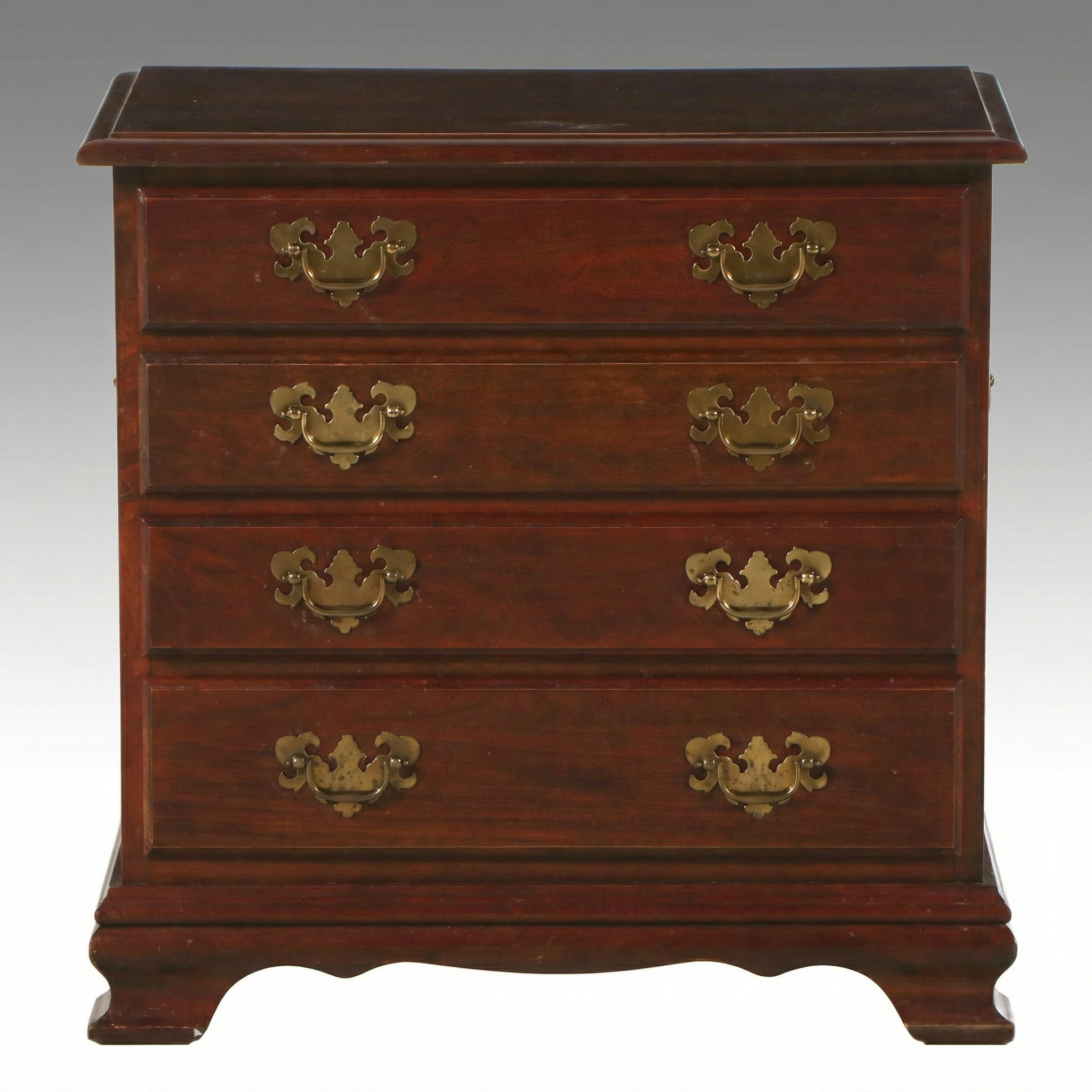 Chippendale Style Mahogany Finish Chest-Shaped Nightstand | Barnebys