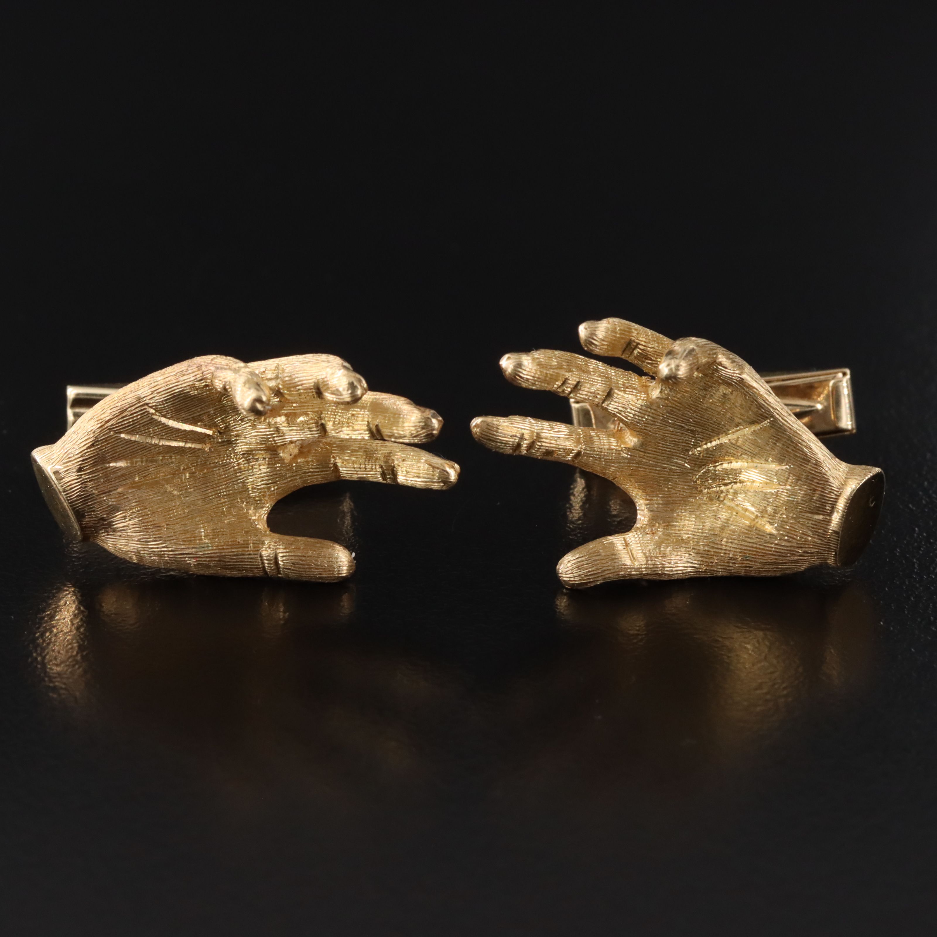14K Posed Hand Cufflinks | Barnebys