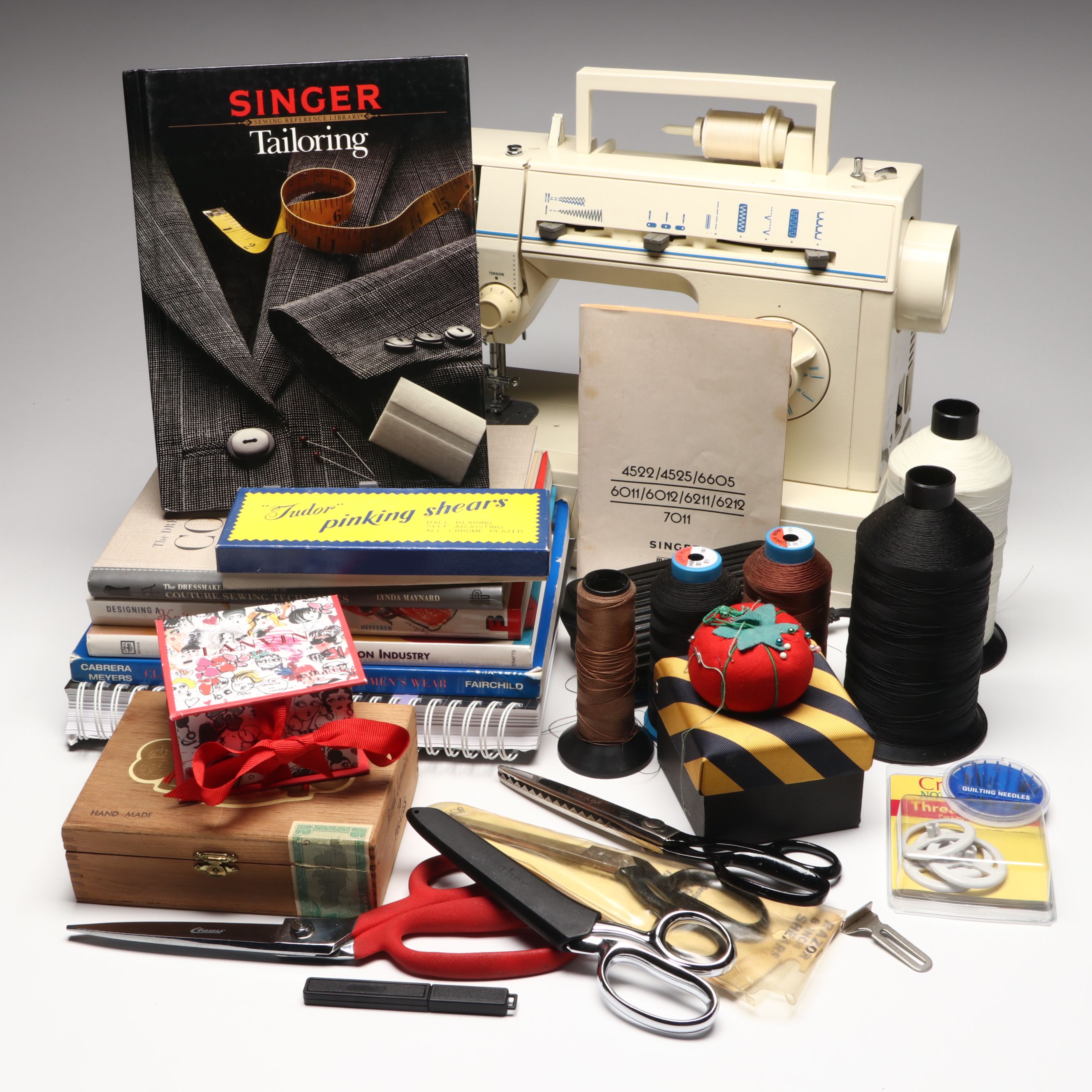 Singer Merritt 4525 Sewing Machine with Sewing Shears, Tailoring Books ...
