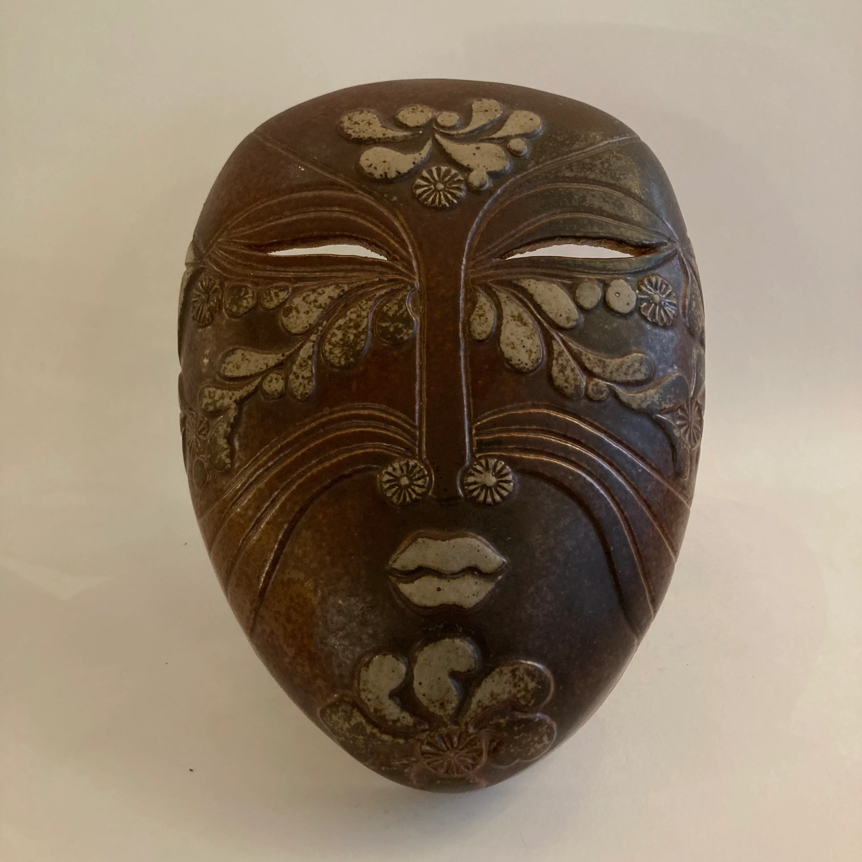 Mask Asia i stengods av Lisa Larson för Gustavsberg, 1970-tal | Barnebys