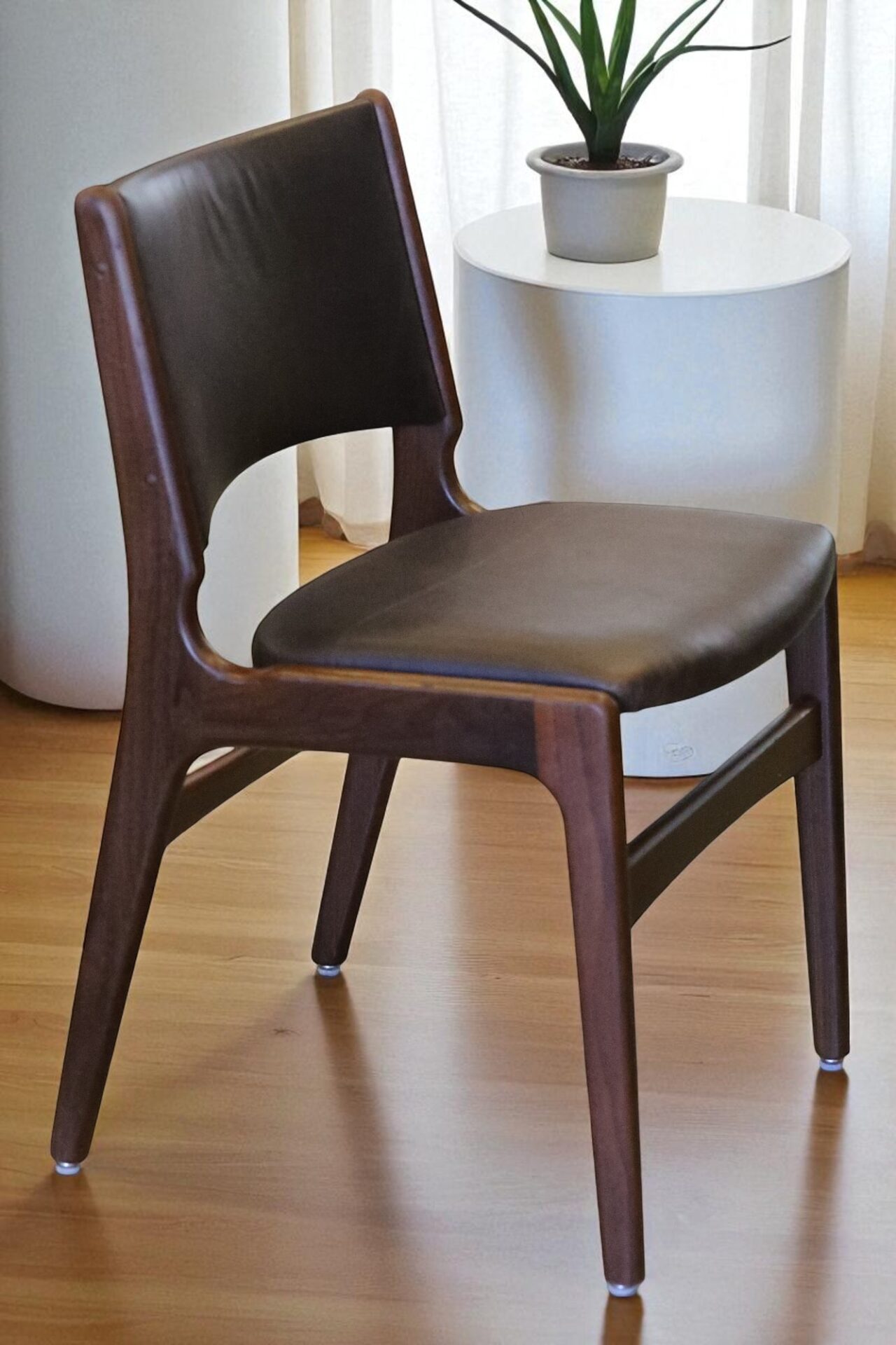 Erik Buch stol modell 89 i teak och skinn. 49 cm bred | Barnebys