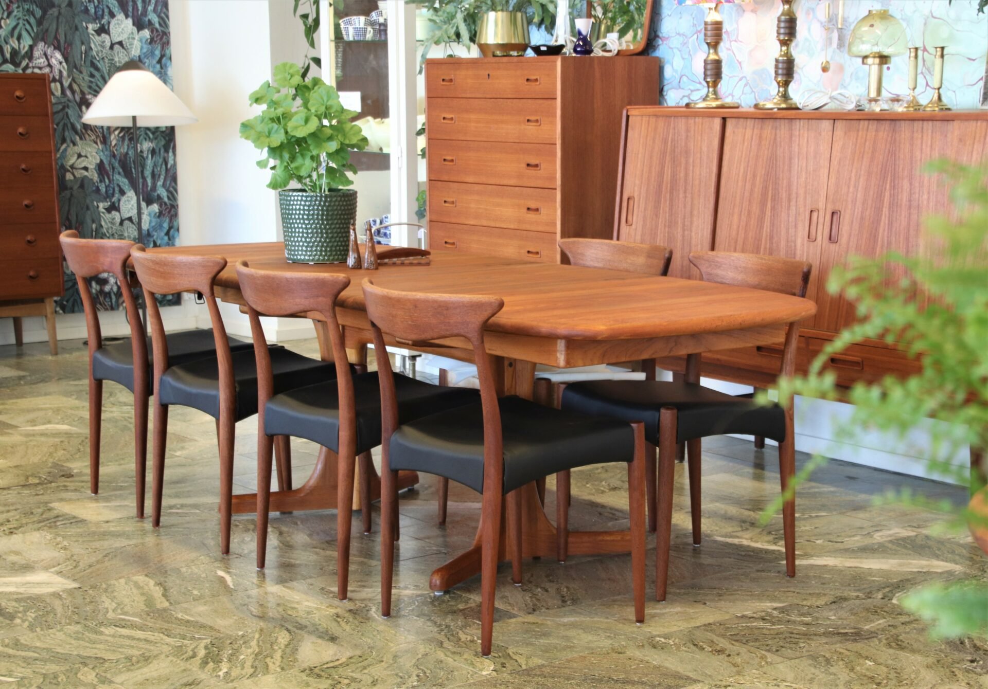 Arne Hovmand Olsen stol MK310 i teak och skinn. 49 cm bred | Barnebys