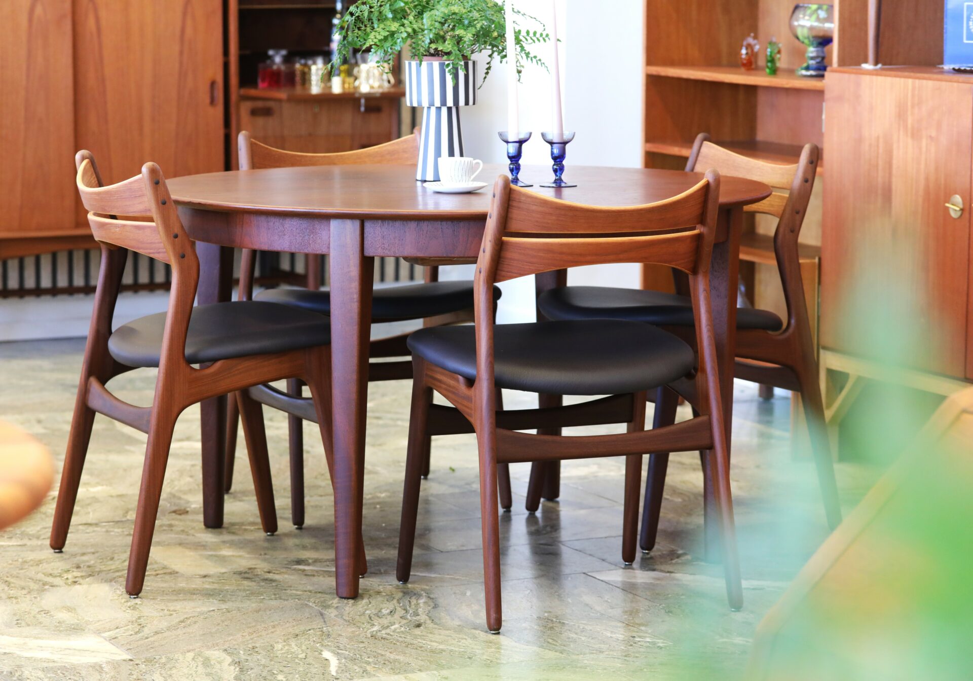 Erik Buch stol modell 310 i teak och skinn. 50 cm bred. Fyra ...