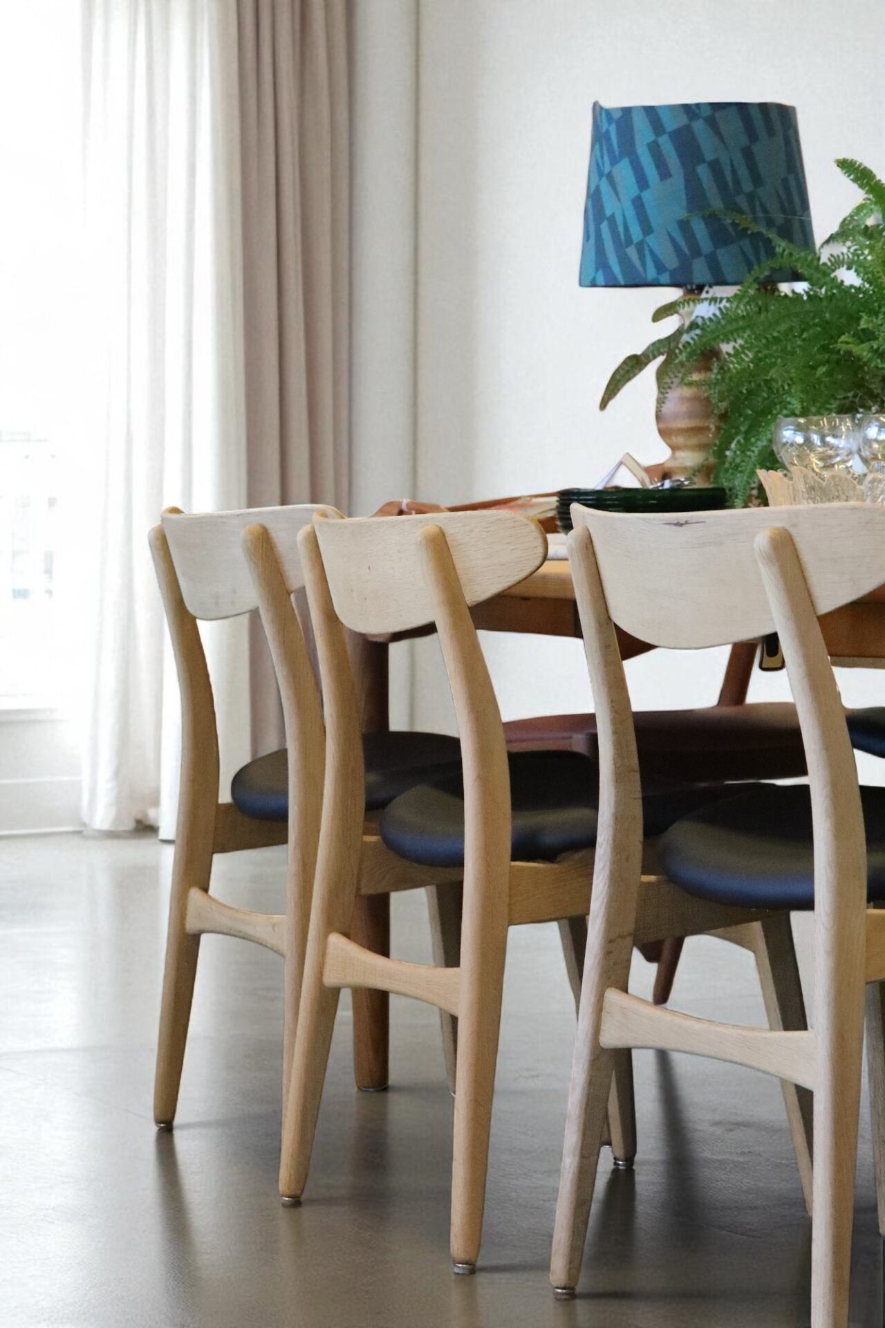 Hans J. Wegner stol CH30 i ek. 52 cm bred | Barnebys