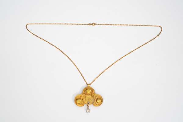 An 14k yellow gold Zeeland pendant on an 18k yellow gold anchor link ...
