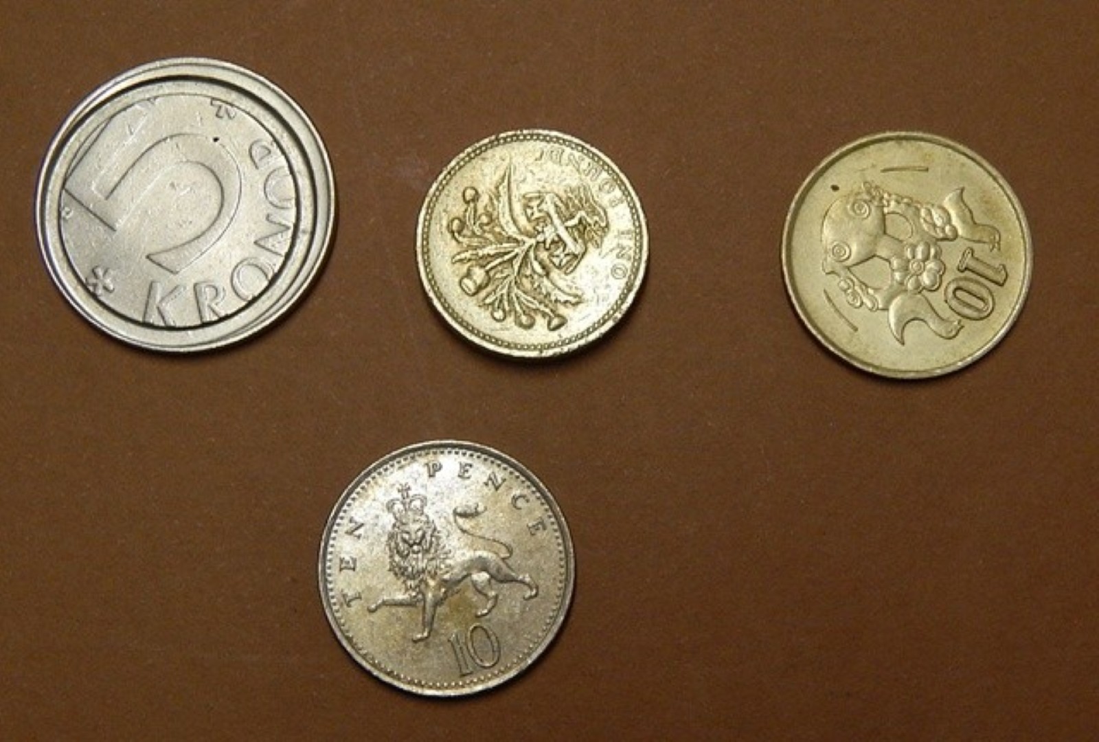 4 English and Swedish small change coins, together | Barnebys
