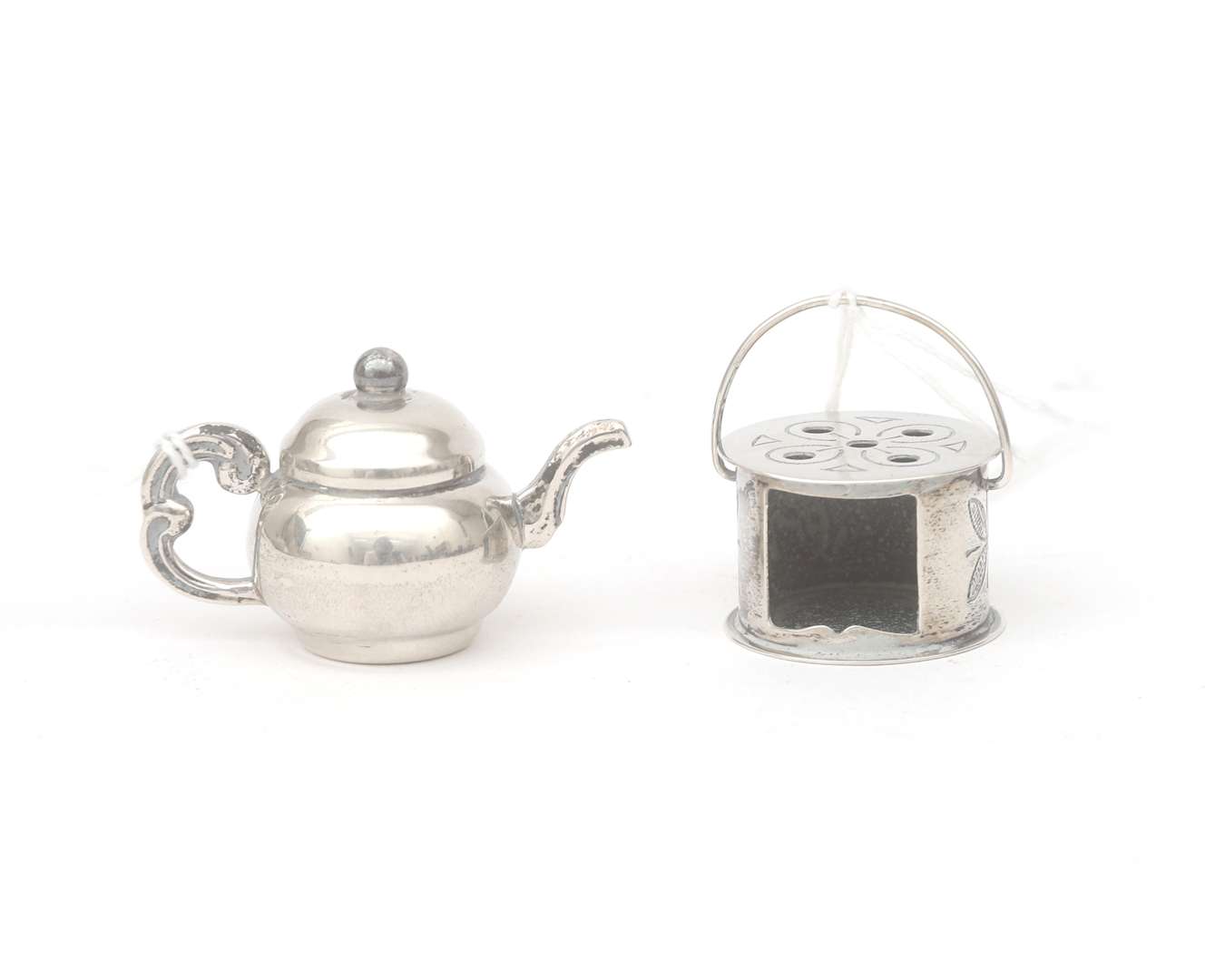 Een 2e gehalte miniatuur zilveren stoof en theepot, Nederland, 20e eeuw ...