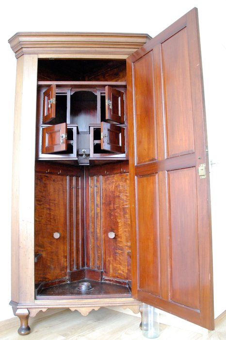 Corner cabinet - Mahogany - Cello corner cabinet | Barnebys
