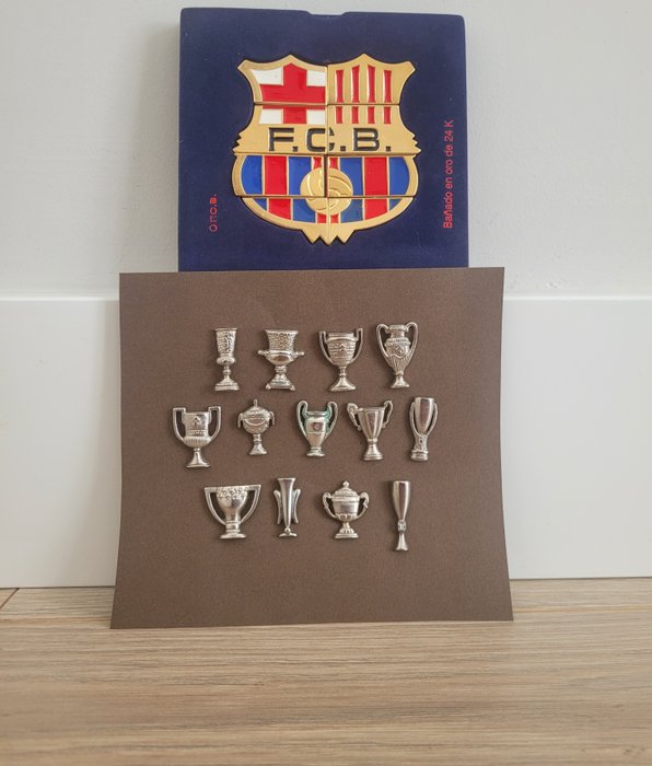FC Barcelona Gold Badge 24K + Collection of Pins and... | Barnebys