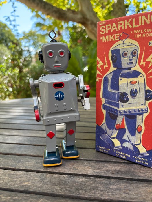 Schylling - Tin toy - Sparkling Mike Wind-Up Tin Robot, Boxed | Barnebys