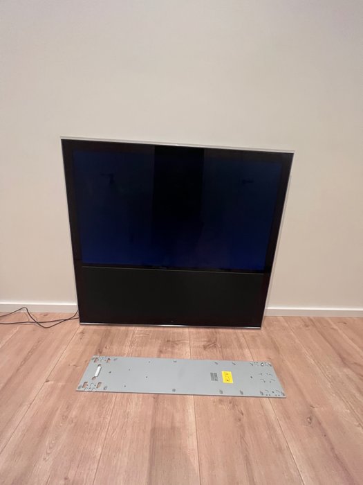 Bang & Olufsen - BeoVision 10-32 with wall mount and remote control Hi ...