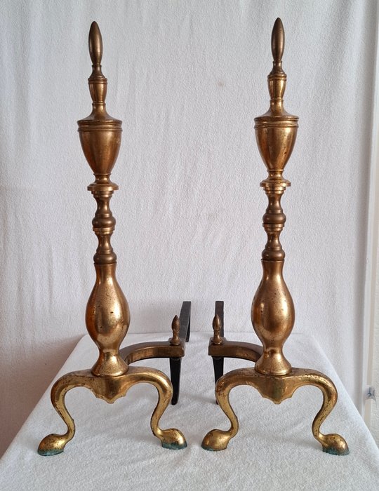 Andiron (2) - Relief mark 1919 and model number 3404 - Brass, Wrought ...