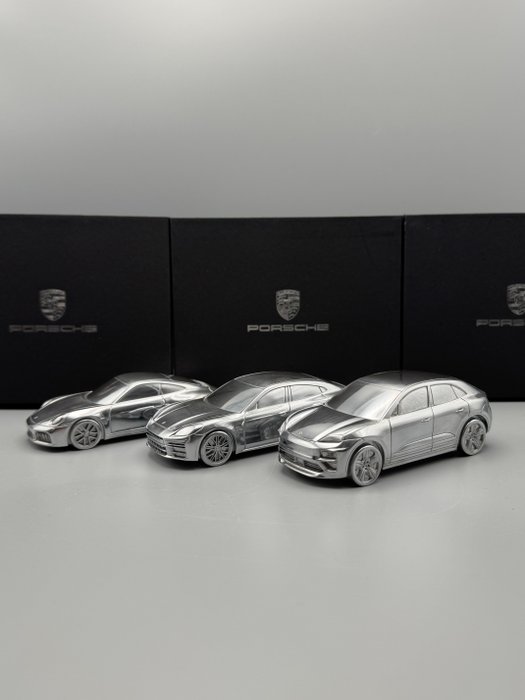 Porsche 2025 Set of Paperweight models - Porsche - 2025 | Barnebys