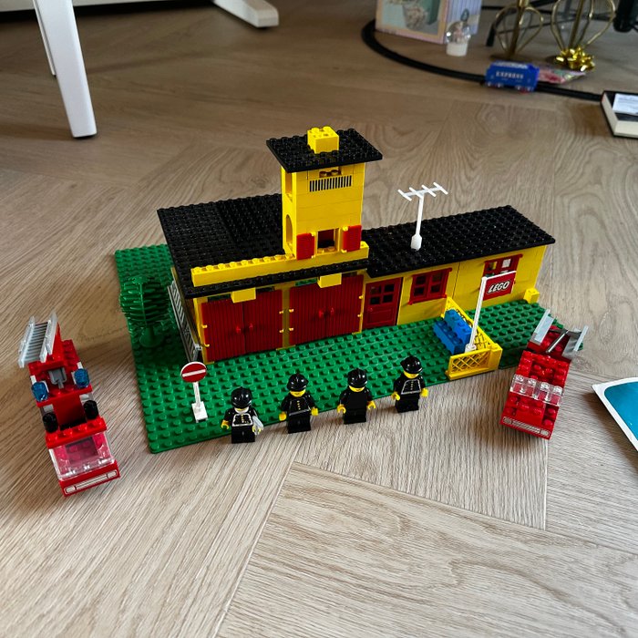 LEGO Set - 374 - Classic Town - Fire Station (Rare!) | Barnebys