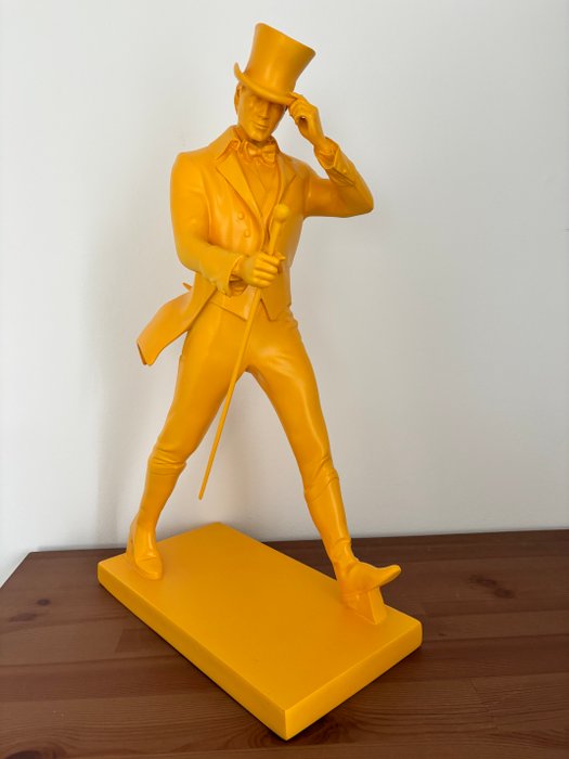 Johnnie Walker Striding Man statuette - Original | Barnebys