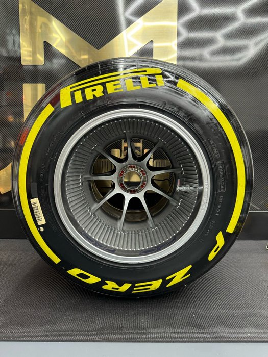 Tyre complete on wheel - Red Bull - 2021 tyre complete on wheel | Barnebys
