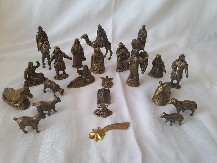Nativity scene (27) - Gilt bronze - Complete nativity... | Barnebys