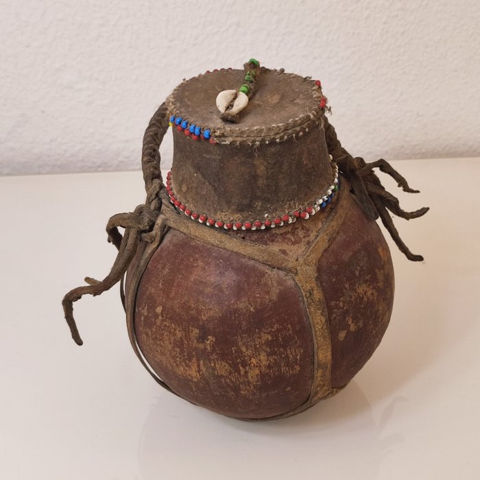 Oromo / Borana - Pot - Decorated with pearls and cowrie shells | Barnebys