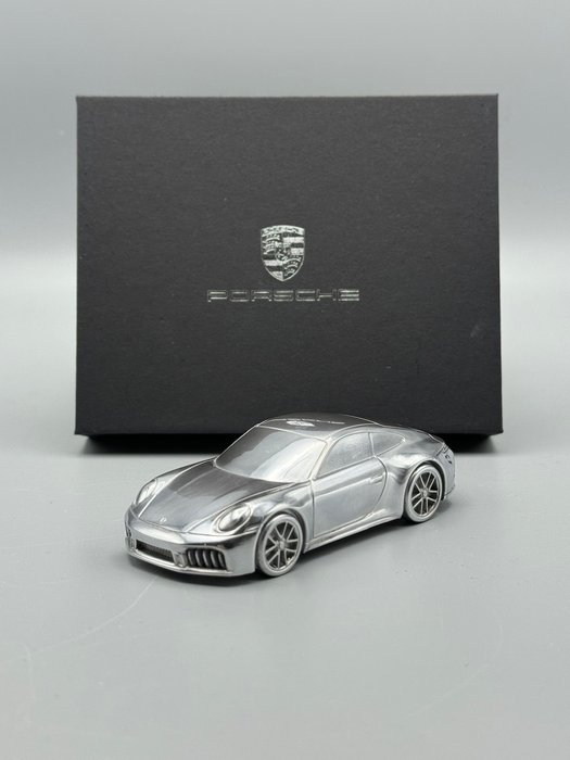 Porsche 911 992.2 Carrera paperweight - Porsche - 2025 | Barnebys