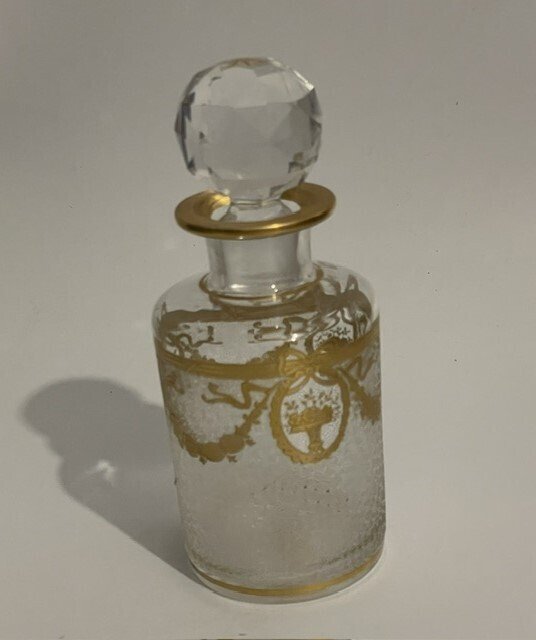 Saint Louis - Perfume flask - laurel wreaths and garlands... | Barnebys