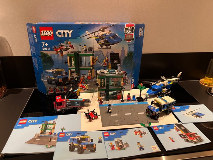 LEGO Set - 60317 - City - Police Chase at the Bank (Retired Set) | Barnebys