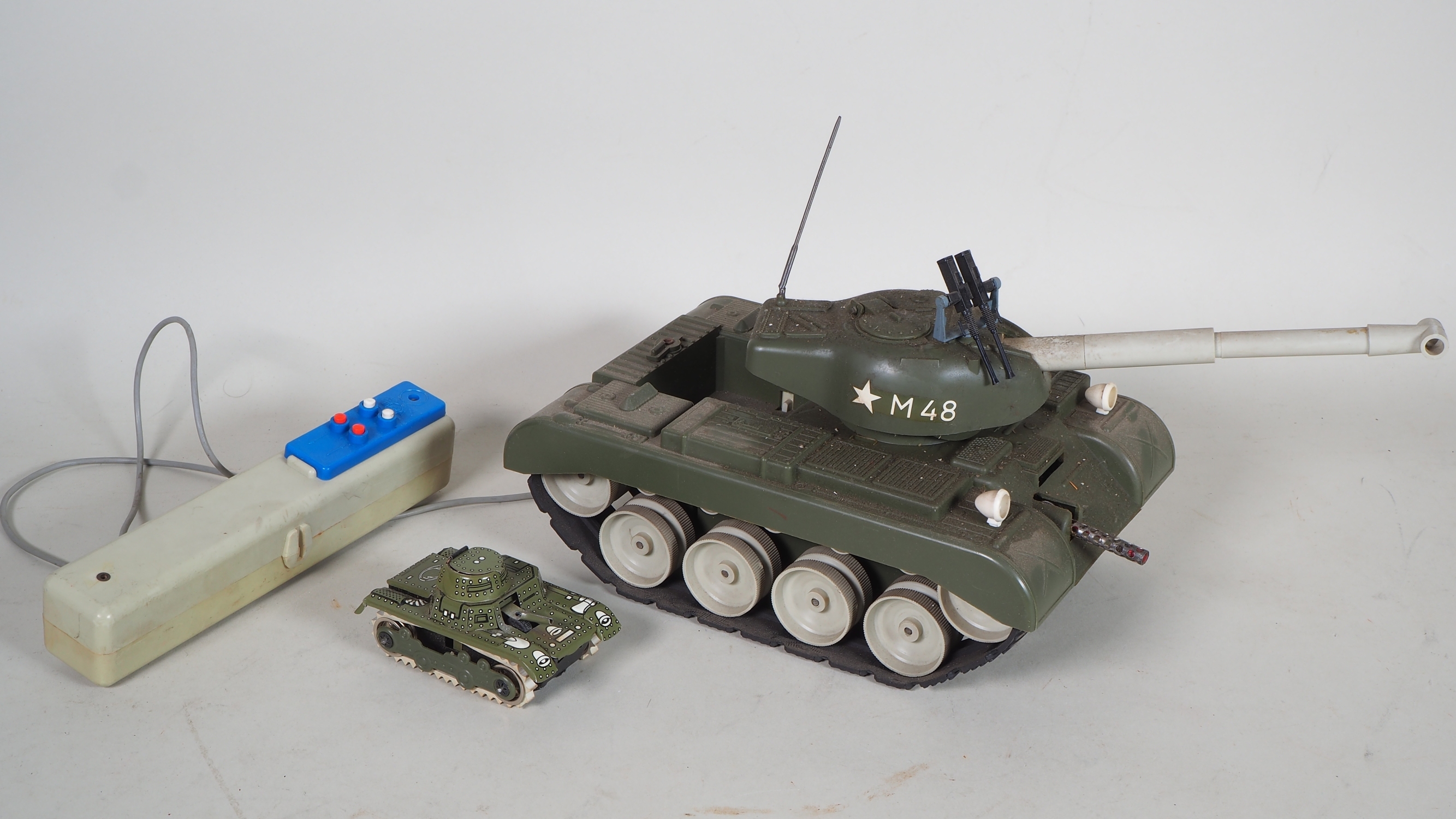 2x GAMA Panzer, M48 Kampfpanzer mit Kabelfernsteuerung und einmal ...