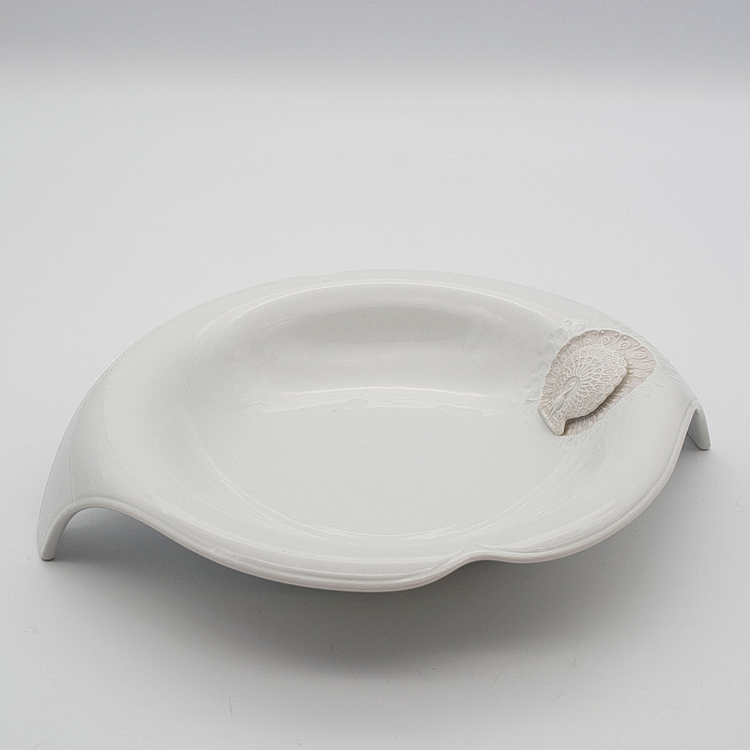 M. FREY. DESIGNERSCHALE, KAISER, SIGNIERT, BISKUITPORZELLAN, WEISS ...