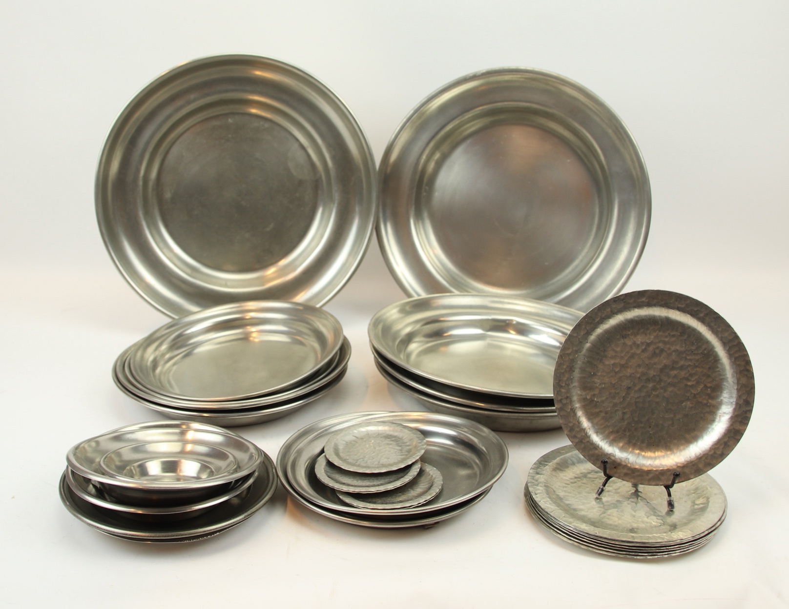 Pewter dishes etc., 29 pieces, including Ljung Uti Lund. | Barnebys