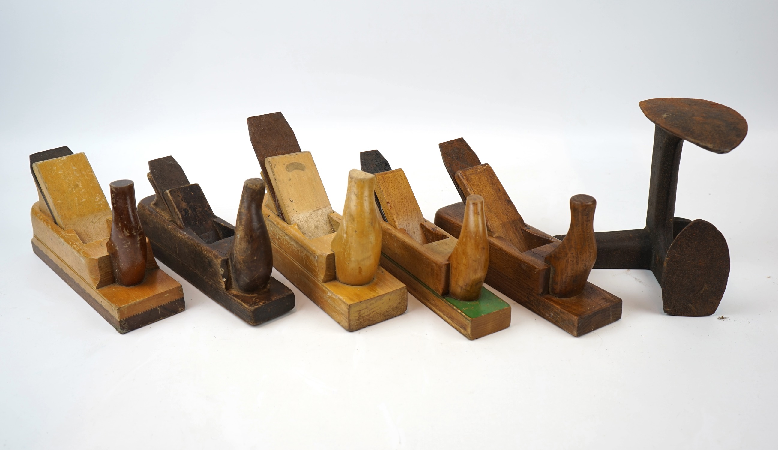Polishing planers and shoemaker's anvil, 6 pieces, wood/metal. | Barnebys