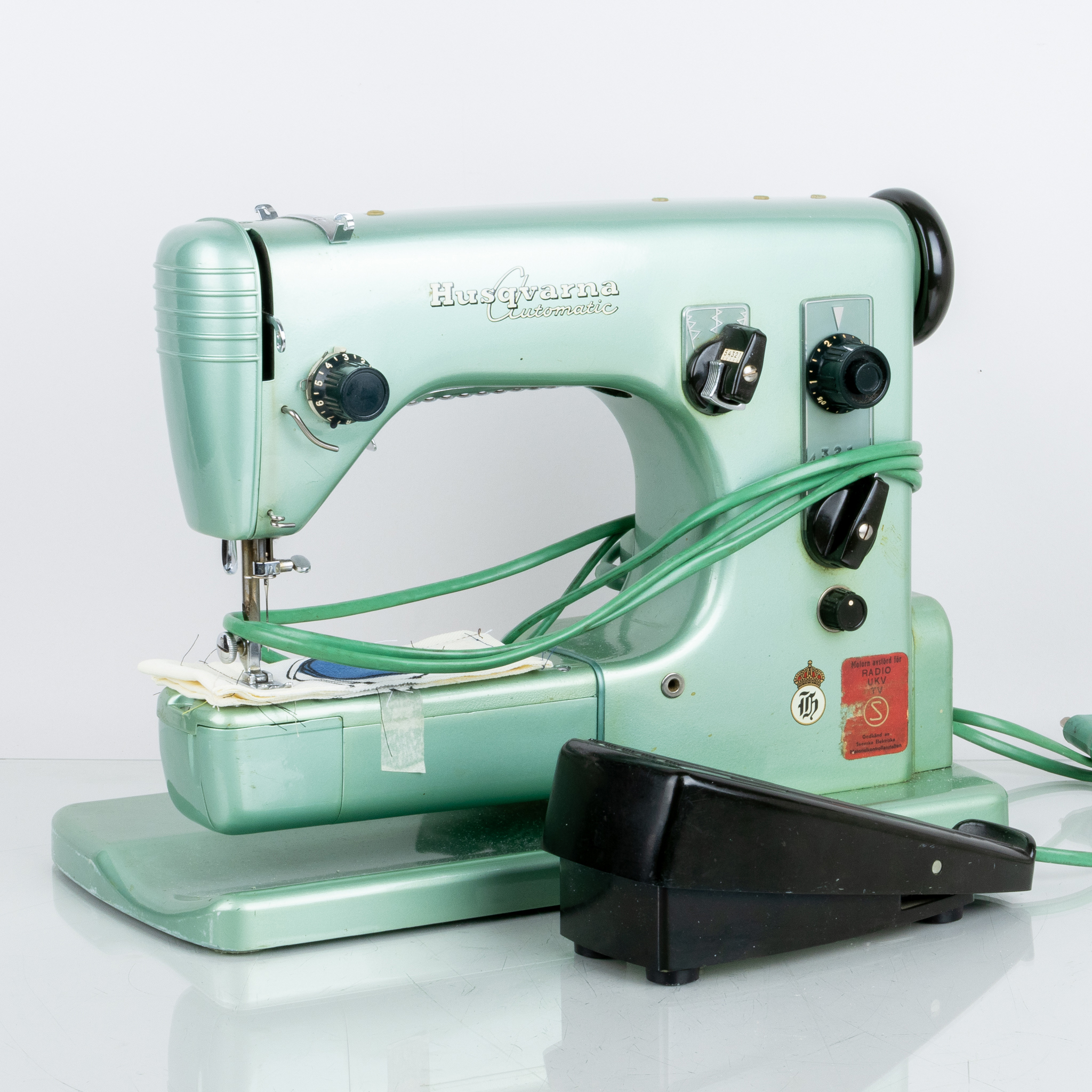 SEWING MACHINE, Husqvarna Automatic, mid-1900s | Barnebys