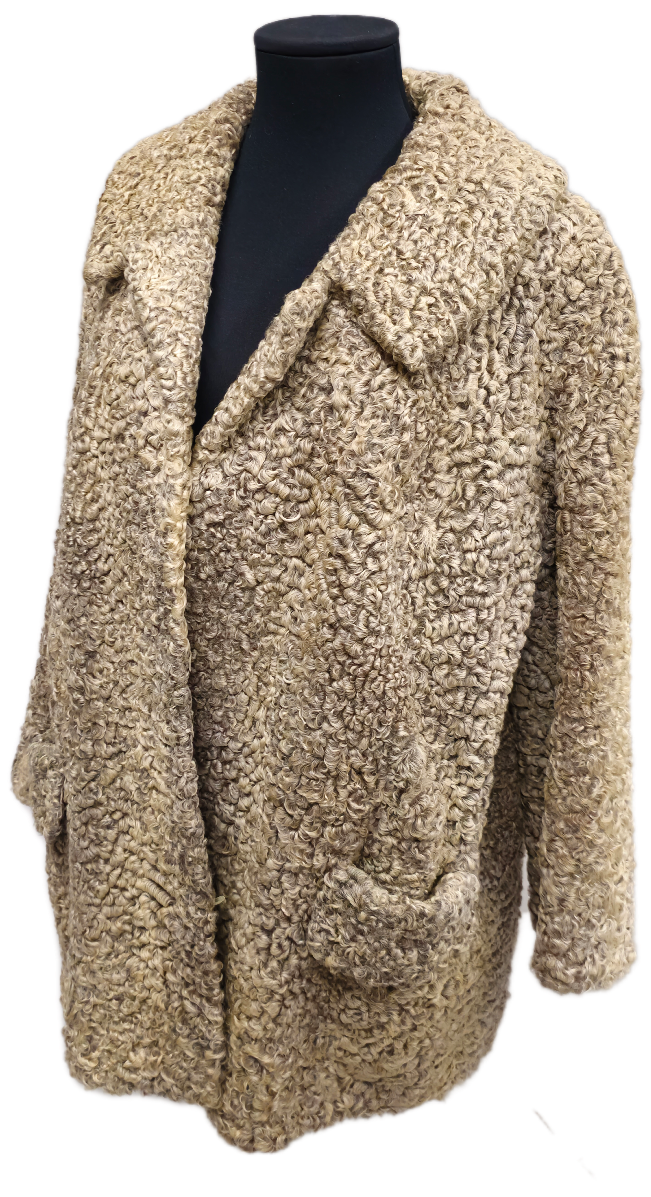 CHAQUETÓN VINTAGE DE ASTRACÁN EN GRIS TOPO. | Barnebys