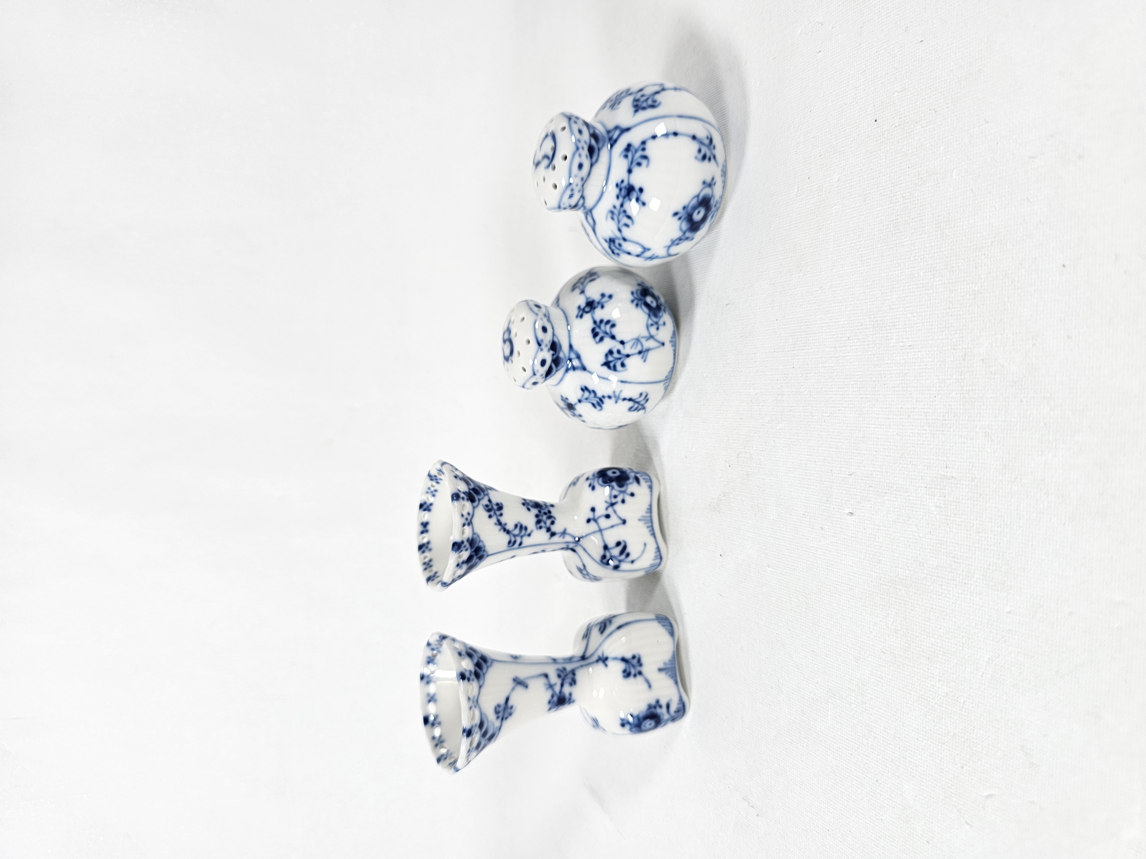 Royal Copenhagen, Musselmalet, 2 vaser och salt/peppar | Barnebys