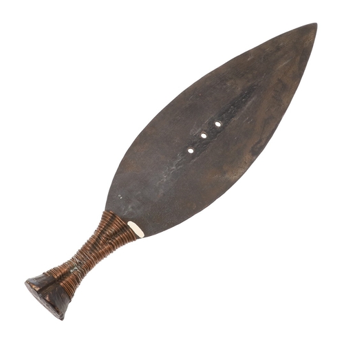 AN AFRICAN KNIFE WITH BROAD SPEAR SHAPED BLADE, NGALA. The 3... | Barnebys