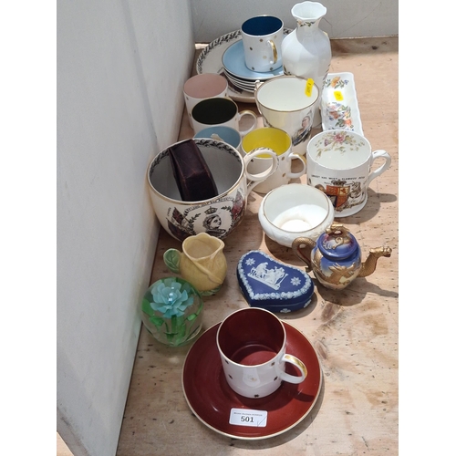 Six Susie Cooper gold star Cups and Saucers, A/F, an Aynsley... | Barnebys