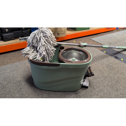 One spin-mop cleaning set, comprising plastic bucket with in... | Barnebys